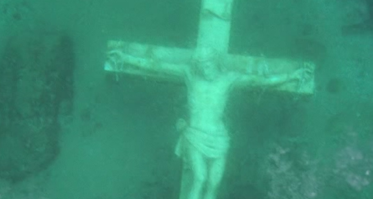 Hundreds flock to a frozen Lake Michigan to see an underwater, 11ft ...