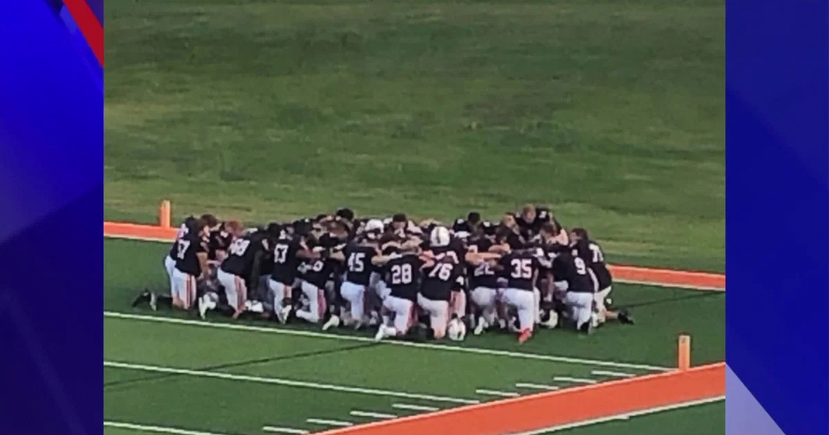 School district stops volunteer from praying with football team saying ...