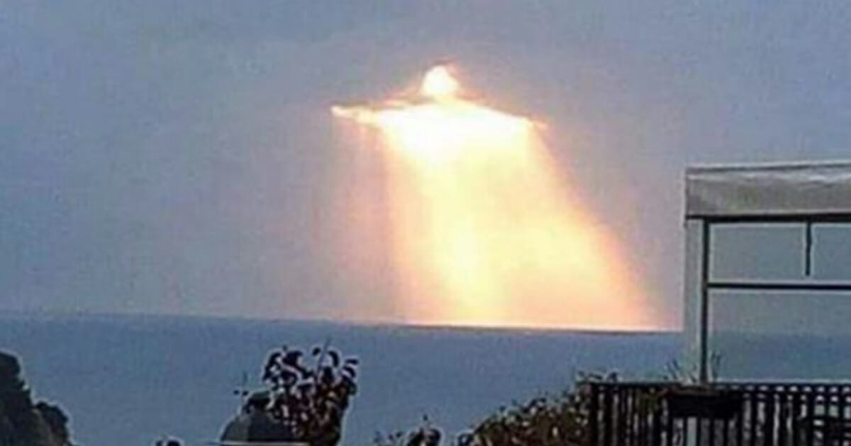 Breathtaking image of 'Jesus' appears in the sky as the sun bursts ...
