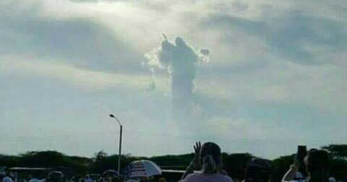 Jesus Seen In The Clouds - Jesus Daily